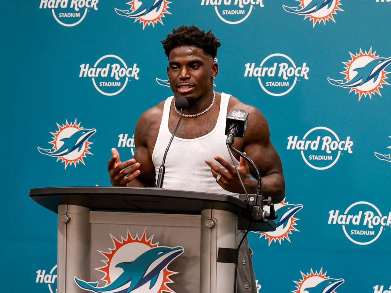Tyreek Hill Takes A Swipe At Police By Hiring George Floyd Lawyer ...