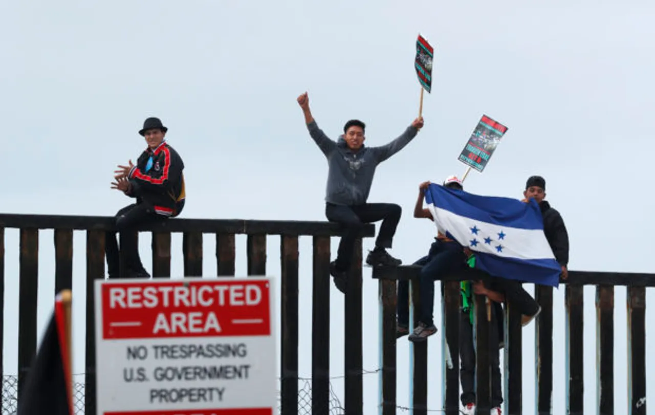 Migrants From Central American Caravan Caught Scaling The Border Fences ...