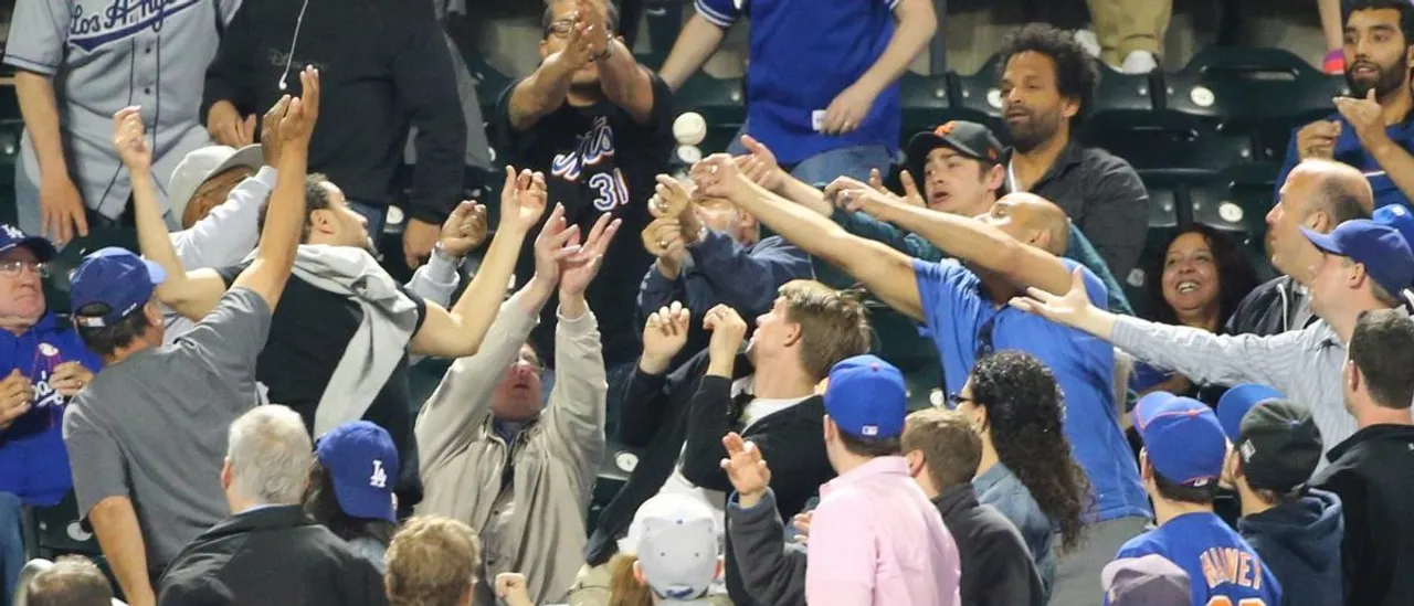 Watch Mets Fan Make Incredible Foul Ball Grab While Holding Baby | The ...