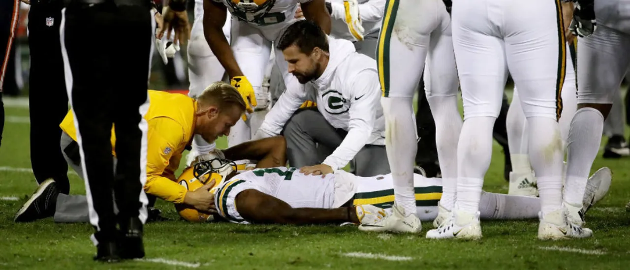 Green Bay Packers Receiver Takes Horrifying Hit To The Head | The Daily ...