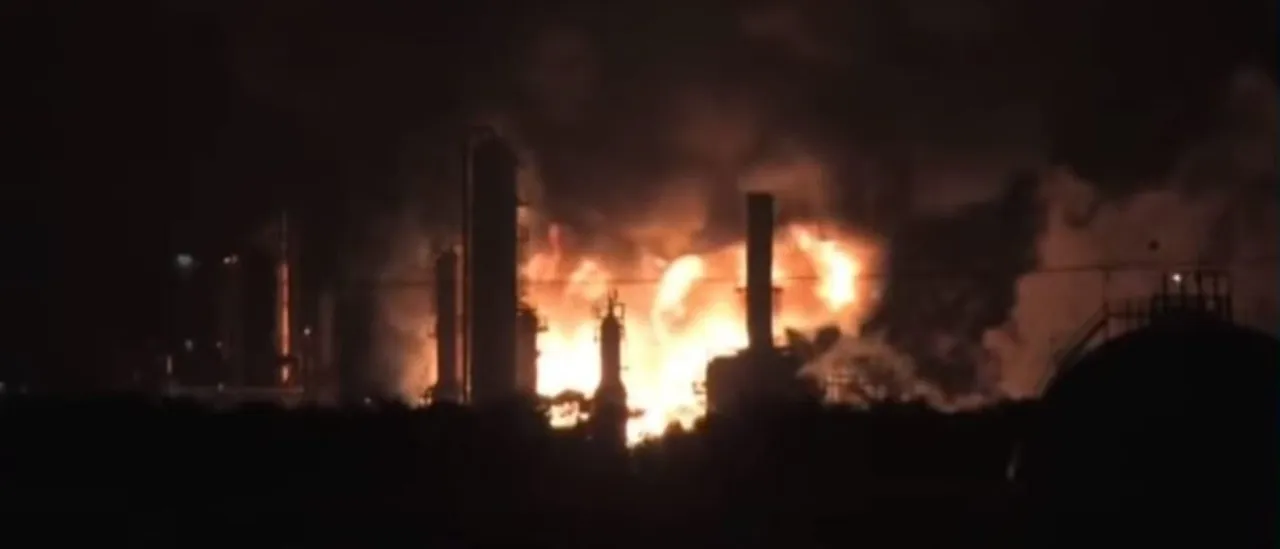 Largest Oil Refinery On The East Coast Explodes, Rocks Houses Miles ...