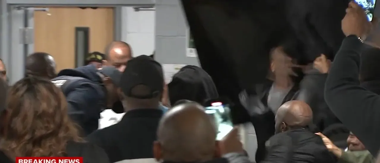 ‘You Gone, B*tch’: Massive Brawl Breaks Out After Resident Calls Out ...