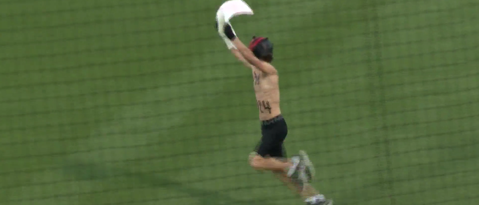 Streaker Interrupts Texas A&M Baseball Game And The Crowd Hilariously ...